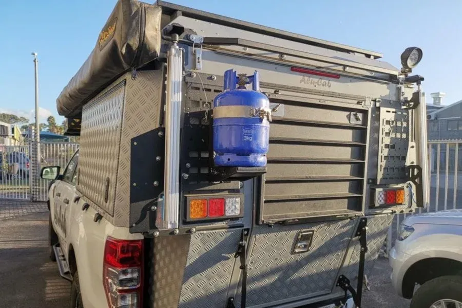 Pneumatic Air Assist Kit | Khaya Roof Tent | Smooth Tent Setup – alu-cab